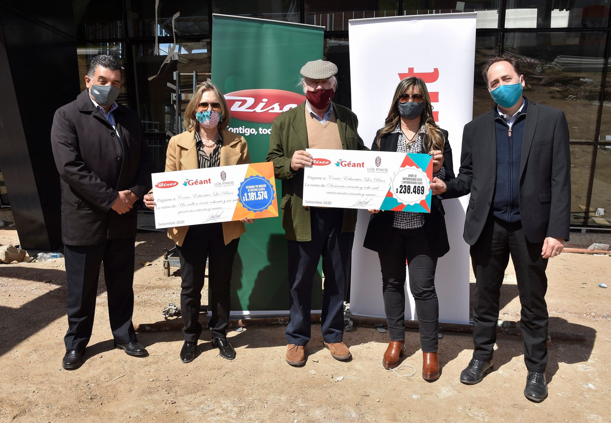 Entrega del cheque de supermercados Disco y Géant a Los Pinos ...