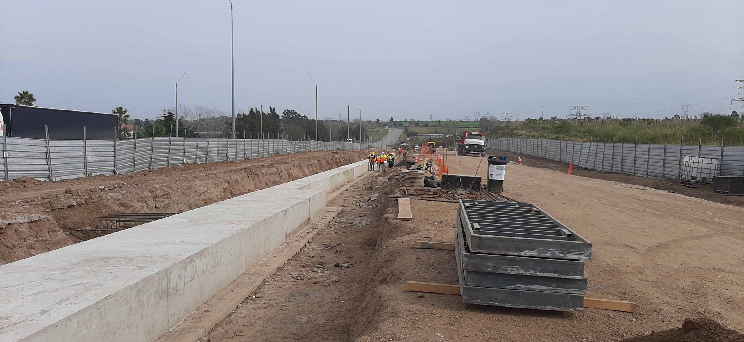 Comenzaron los trabajos para construir la trinchera en Ruta 102 ...